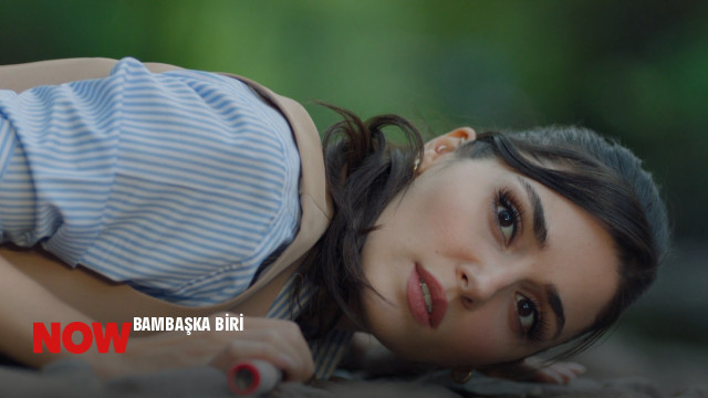Bambaşka Biri Dizisi Leyla olayı çözmeye çalışıyor... | NOW